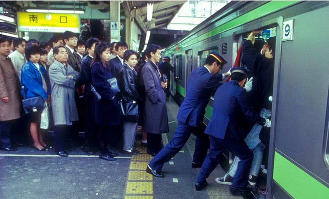Oshiya, empujadores del metro de Tokio - Una breve historia