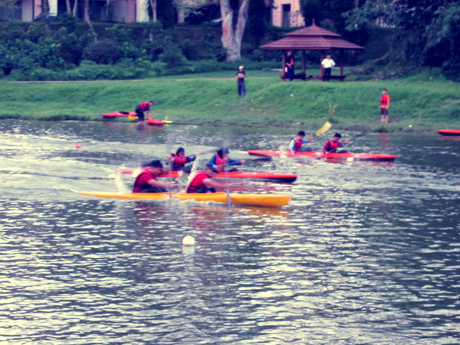 Bermain Kayak di Tasik UTM (Universiti Teknologi Malaysia) | Iqbal Parabi