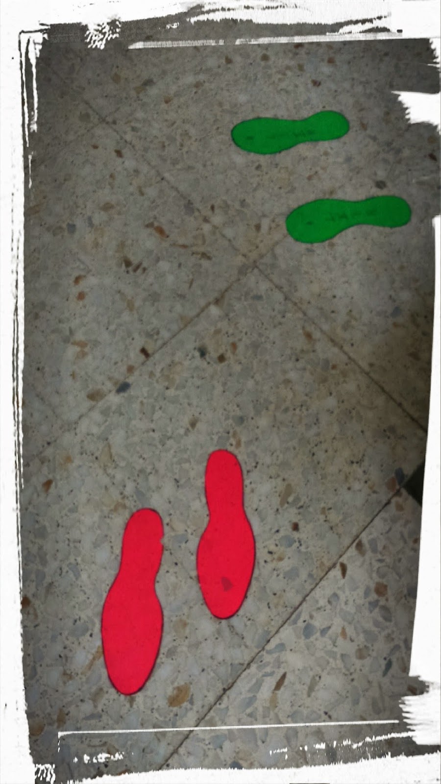 Cosas del puente: ¿Dónde llevan las pisadas que han aparecido por el cole?