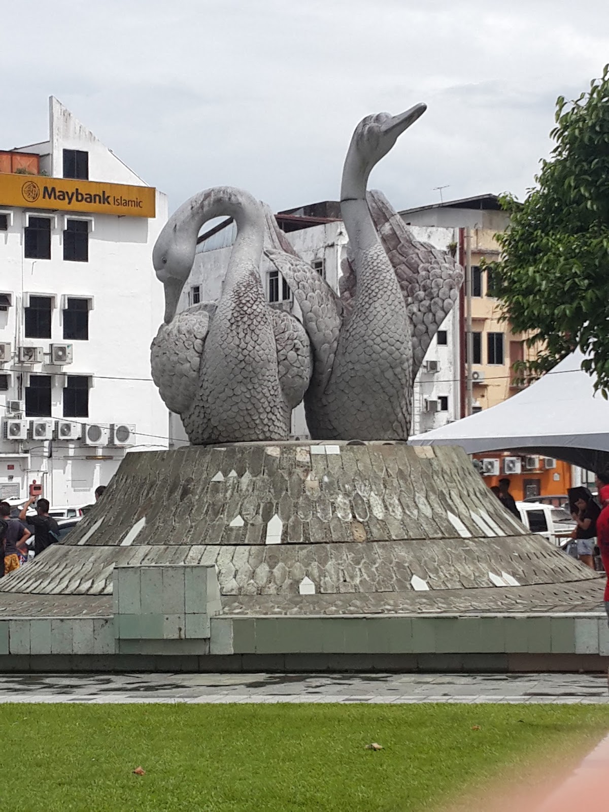 Interesting Corner of Me : Sibu Swan Statues & Street Art