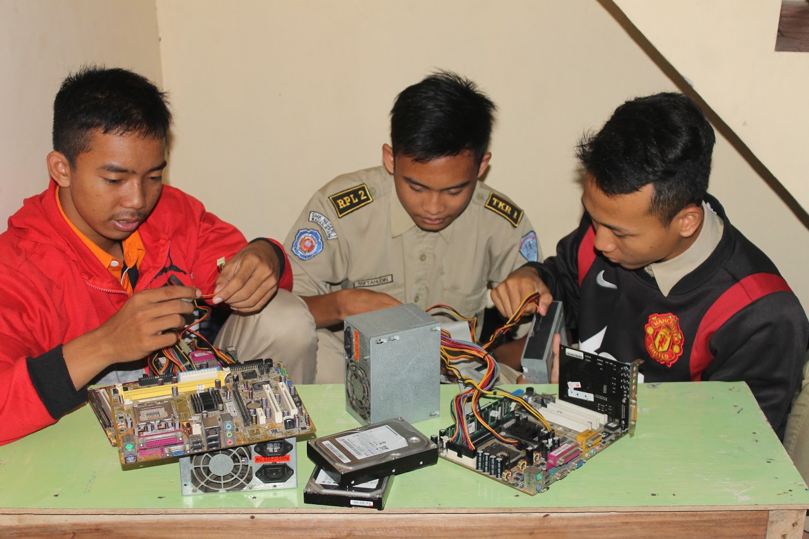 ini dia foto foto keserius siswa SMK N 1 Wadaslintang PKL di MK Computer Kebumen - Tempat PKL ...