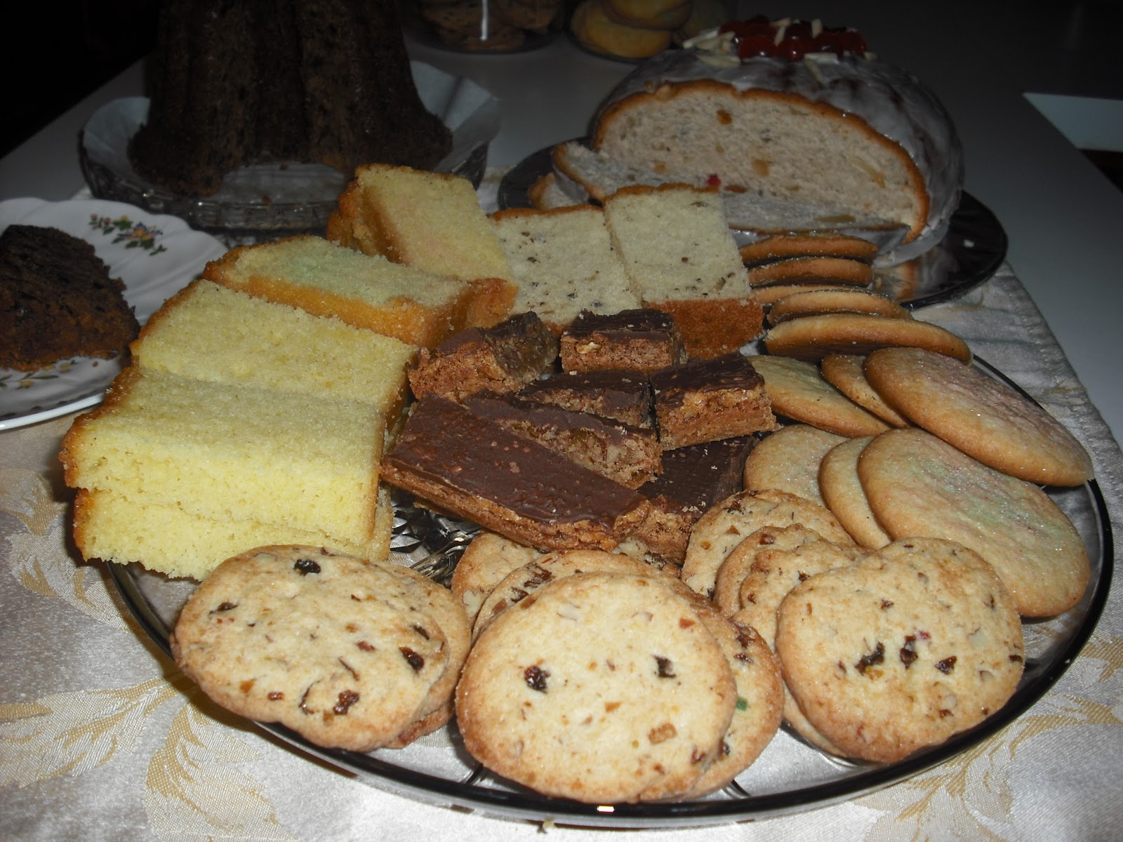 Recipe Marketing : Vanilla-Nut Icebox Cookies With Mixed Peel And Raisins