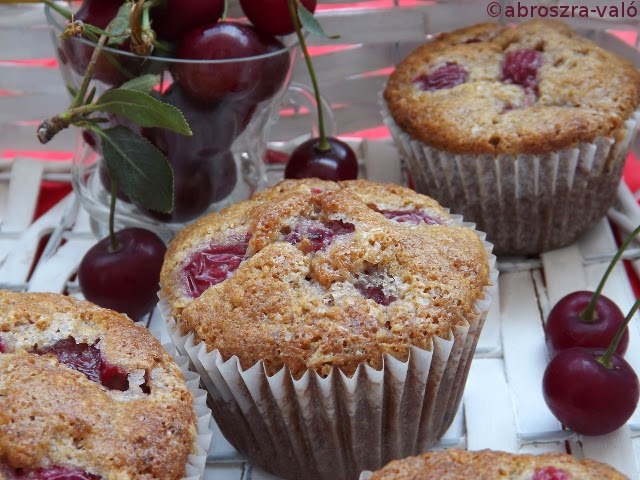 Kipróbált és bevált receptek ...: Meggyes-diós muffin