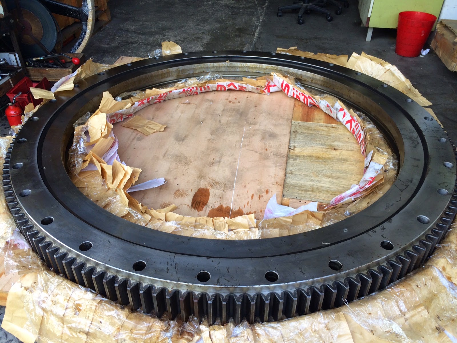 LEE EQUIPMENT SERVICES - CRANE SPARES STOCKIST: CRANE SWING BEARINGS