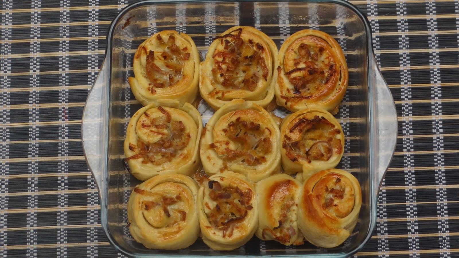 apigeonnapie: Stuffed Savoury Chelsea Buns