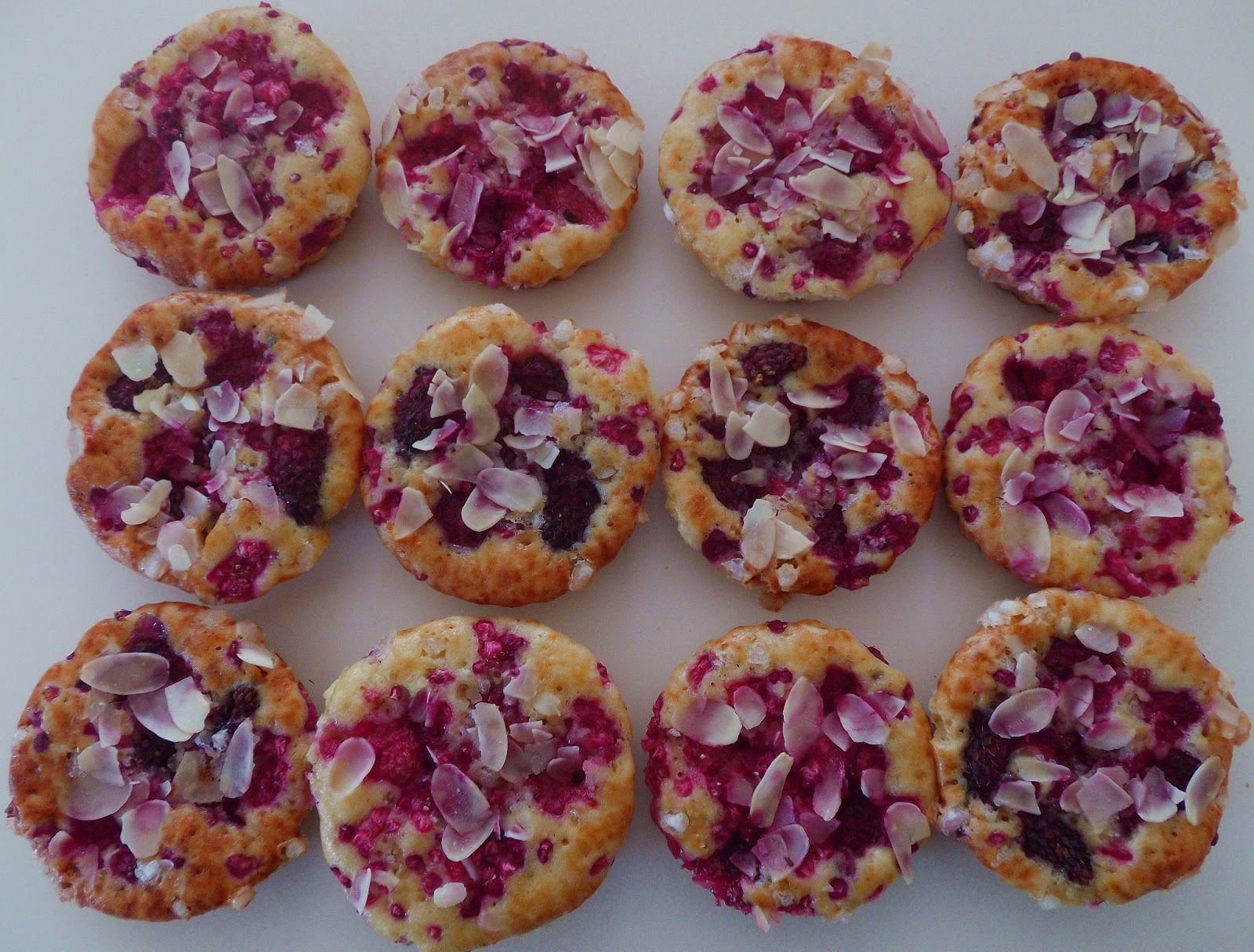 GATEAU GAGA - Love cakes: Mini gateaux au yaourt mûres et framboises