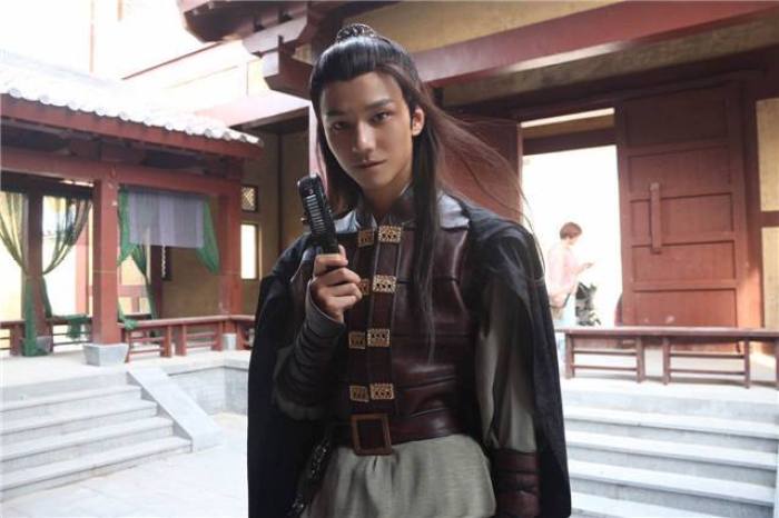 李熹子 (Li Xi Zi) as 庚辰 (Geng Chen)