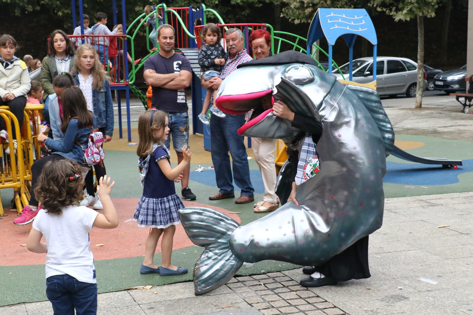 Cientos de personas despiden las fiestas de Retuerto y a su trucha jubilada