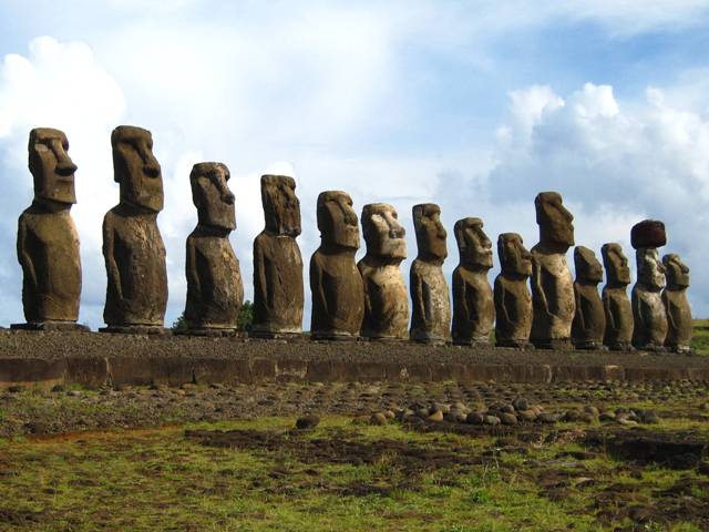 .: Rahasia Patung Berjalan Suku Rapa Nui di Easter Island