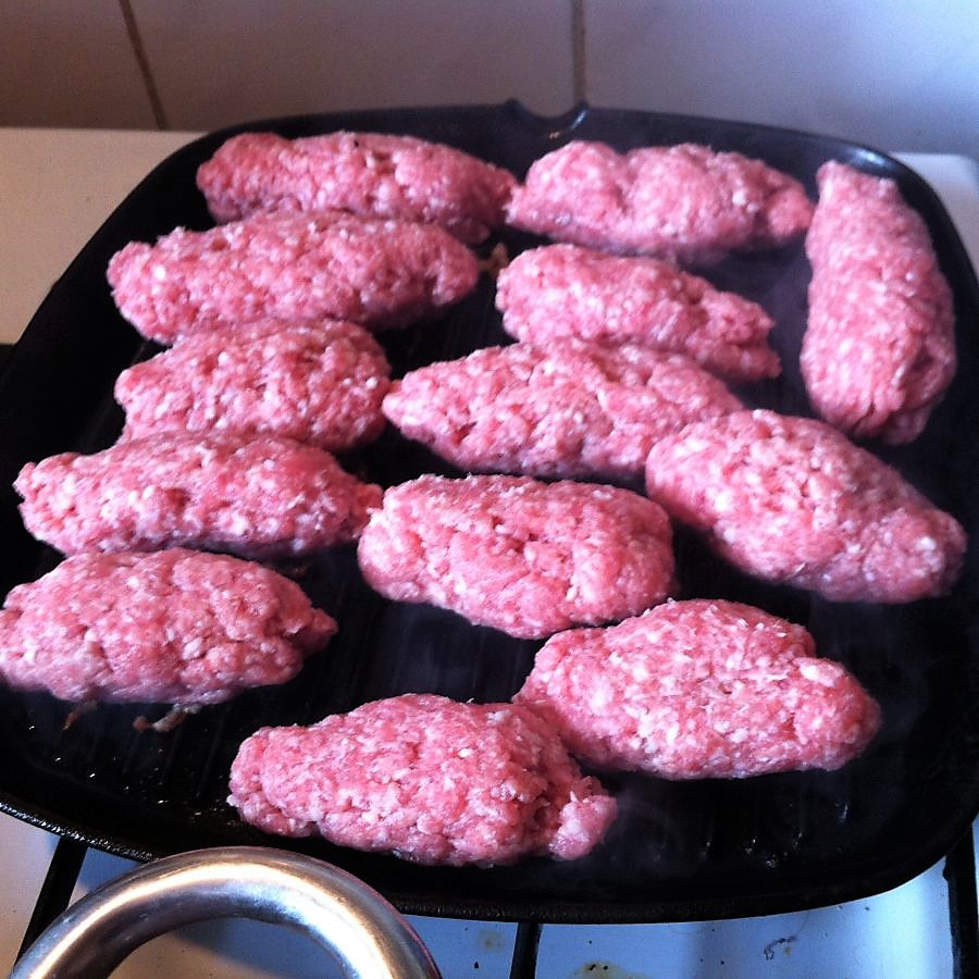 Hackfleischrollen aus Hackepeter mit Gouda – für Grill oder Pfanne ...