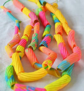 Manitos a la obra: COLLAR CON FIDEOS