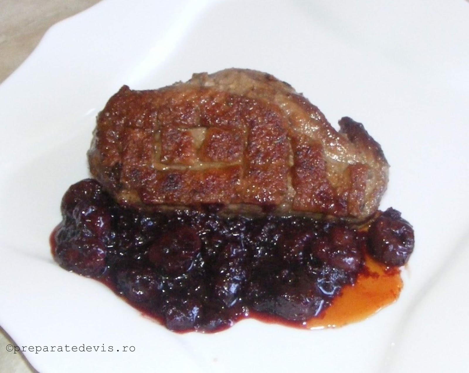 Piept de rata cu sos de visine | Preparatedevis.ro