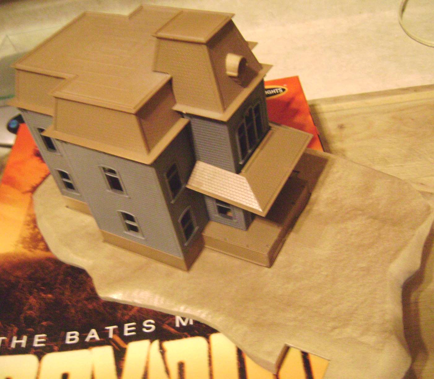 KirkTrekModeler's Model Blog: PSYCHO! Bates Mansion, Polar Lights Kit ...