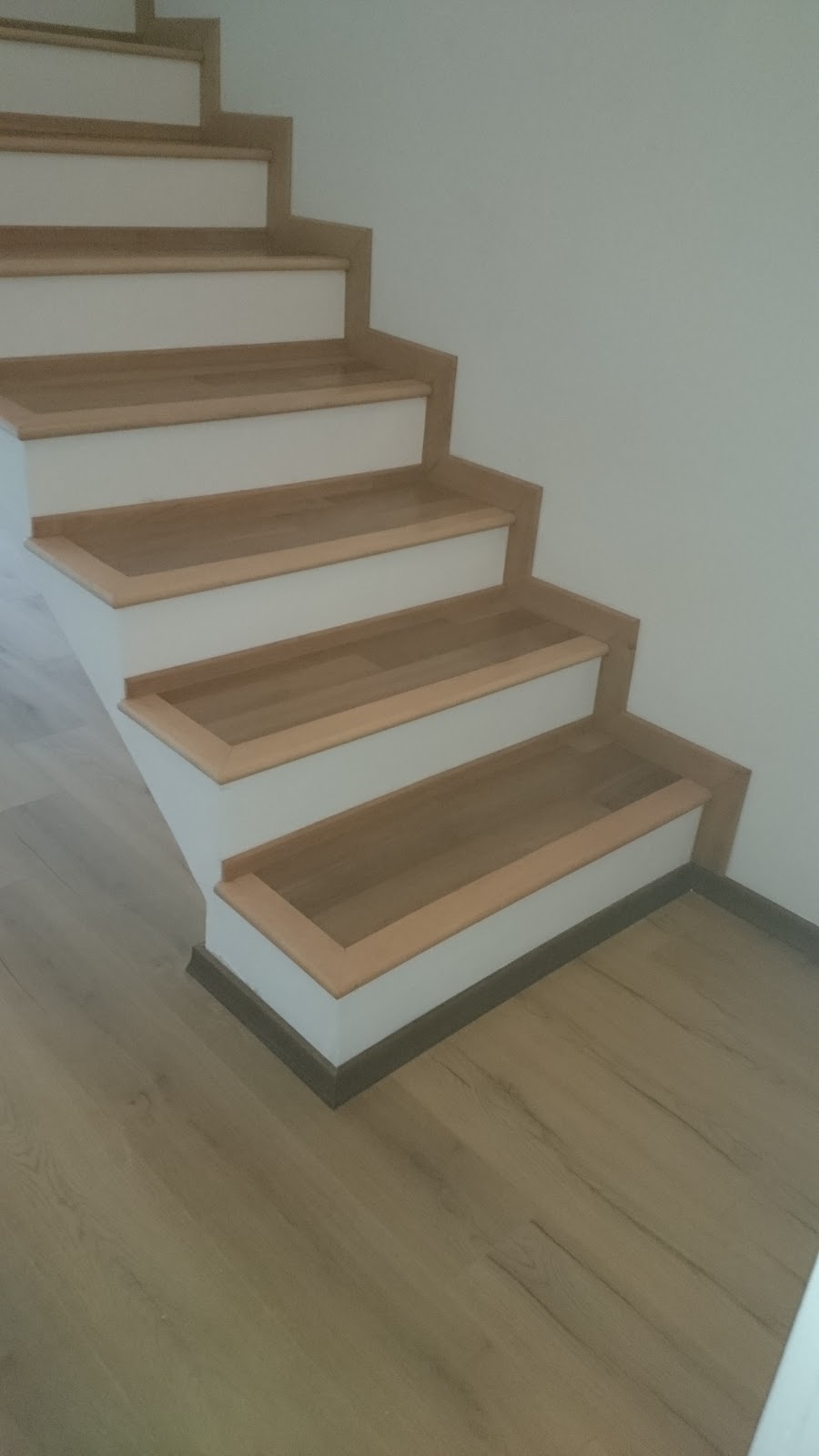 Scară, treaptă de scară din parchet sau blaturi