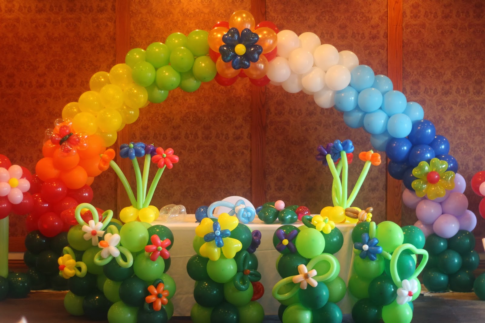 Santo Diamond Balloon Design: Jungle balloon Arch