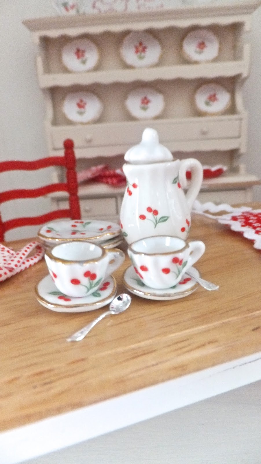Ash Tree Cottage: Come For Tea at the Farmhouse Mini Table