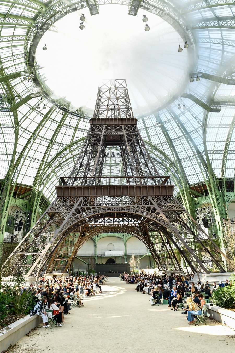 Urbanika Moda: Chanel crea réplica de la torre Eiffel para su colección ...