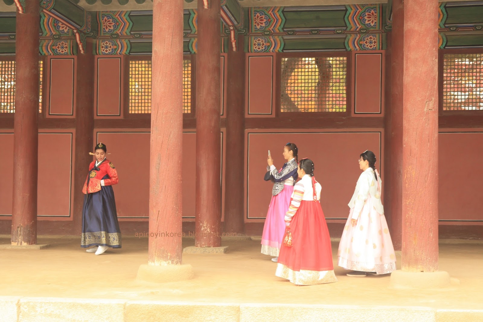 A Pinoy in Korea: Jewels In Gyeongbuk Palace: Visitors in Hanbok