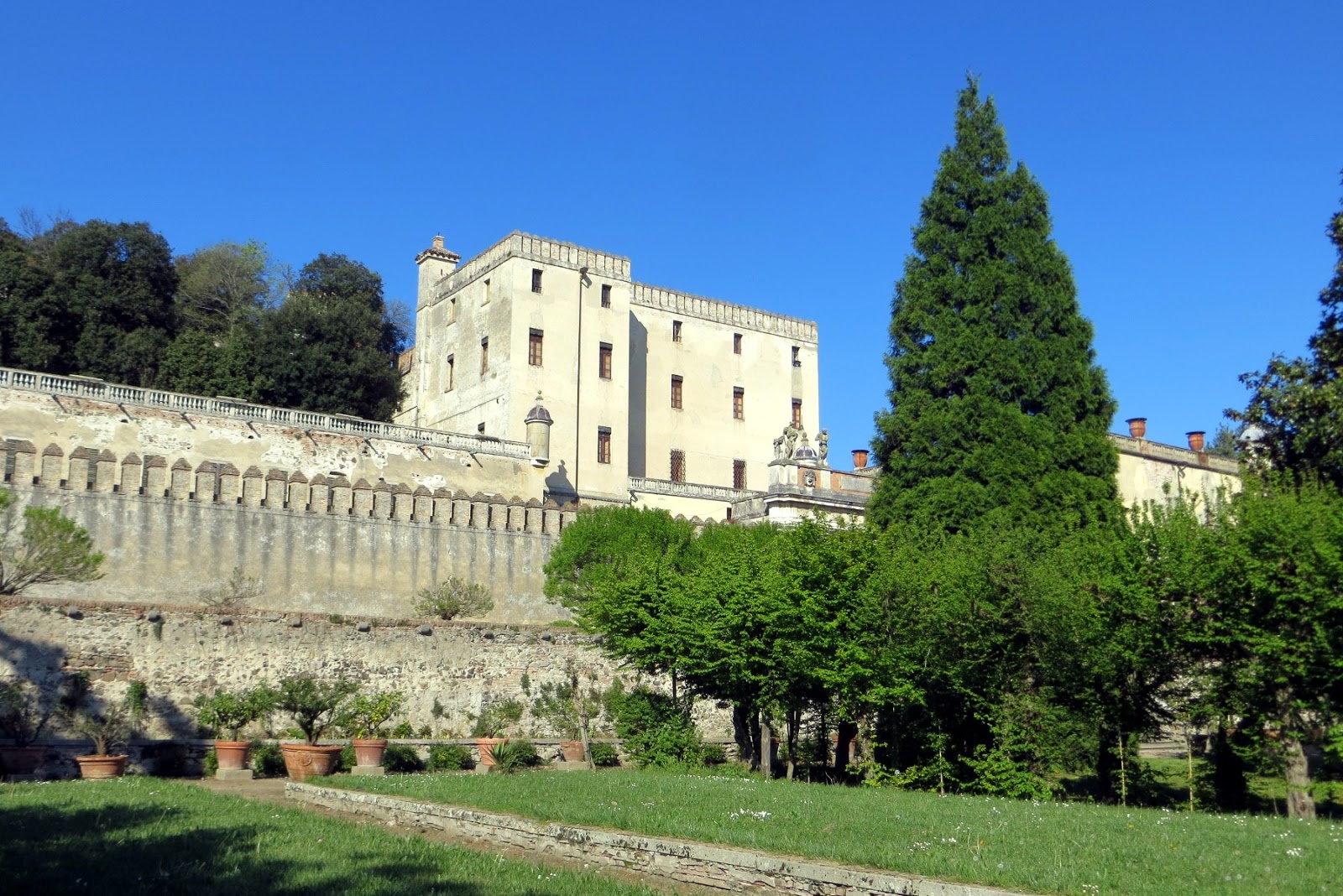 Il castello del Catajo, una villa fortezza ai piedi dei Colli Euganei ...