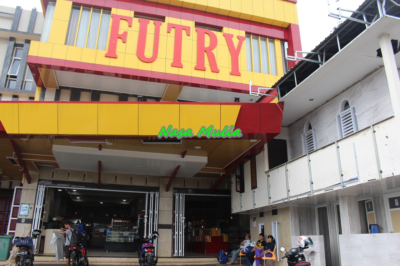 warna warni hidupku..............: Futry Bakery, Maros