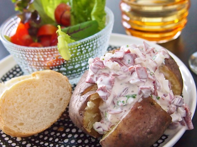 Makuja kotoa: Uuniperuna savuporotäytteellä