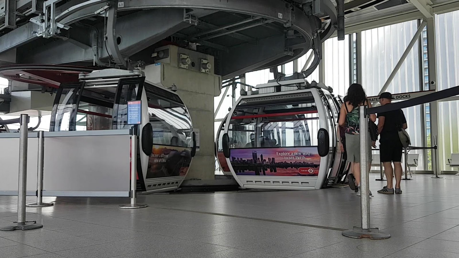 LONDON CABLE CAR CROSSING THE RIVER THAMES EMIRATES AIRLINE GREENWICH ...