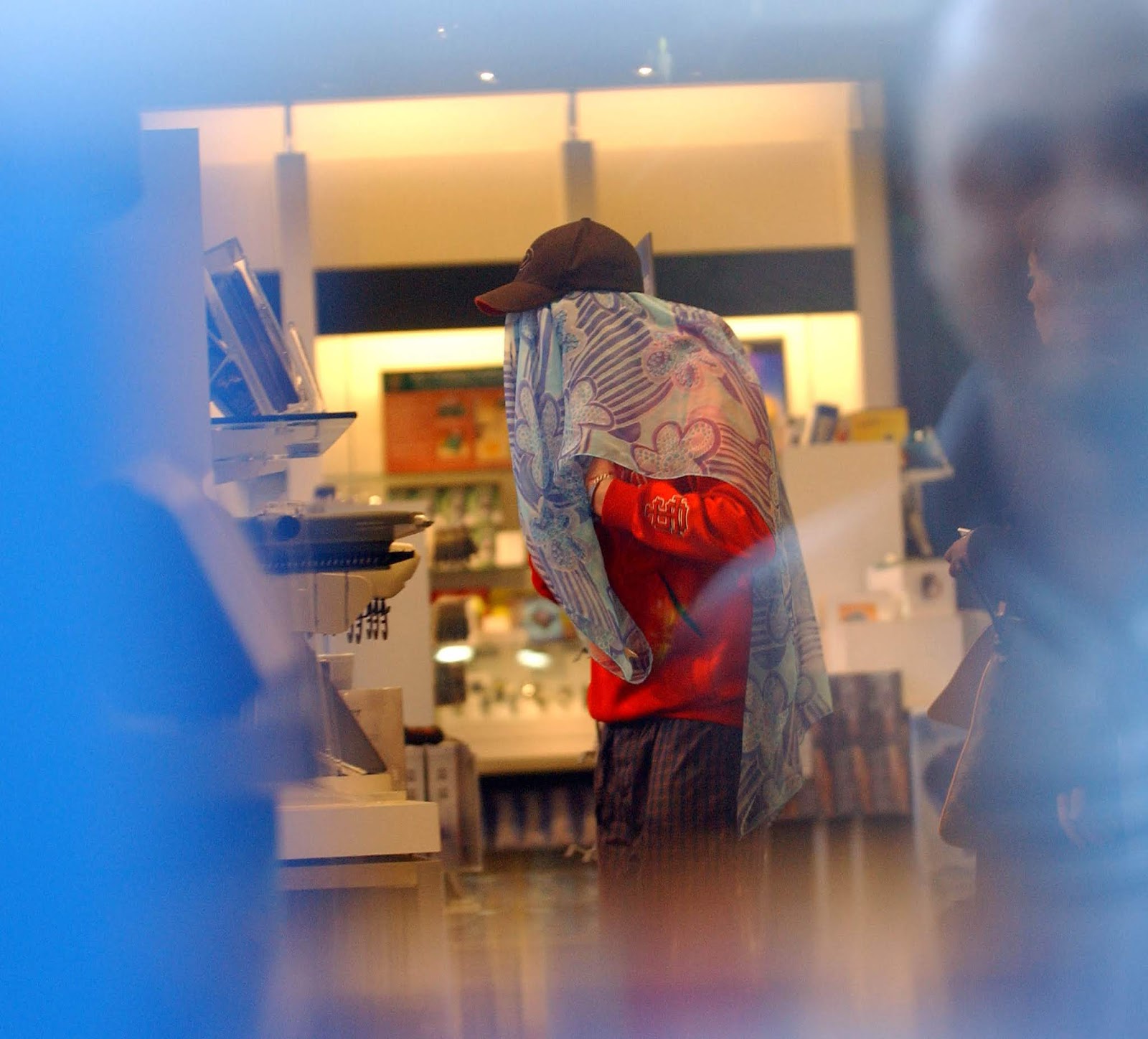 Michael Jackson Shopping at 'Sharper Image' in Beverly Hills, CA 2003