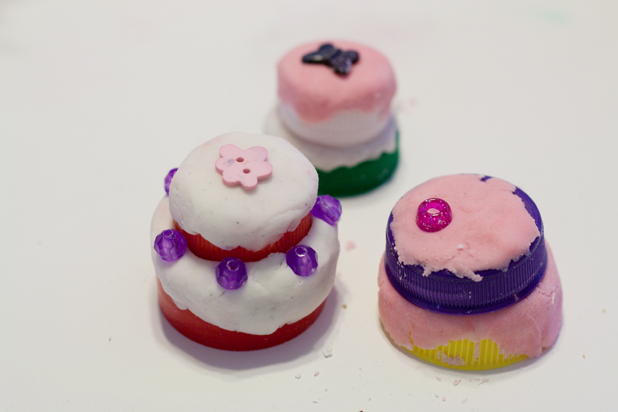 Mrs Ricefield: Model Magic and plastic lid "cakes"