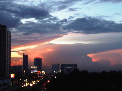 Let me sway: Sunset at GMA Kamuning MRT station