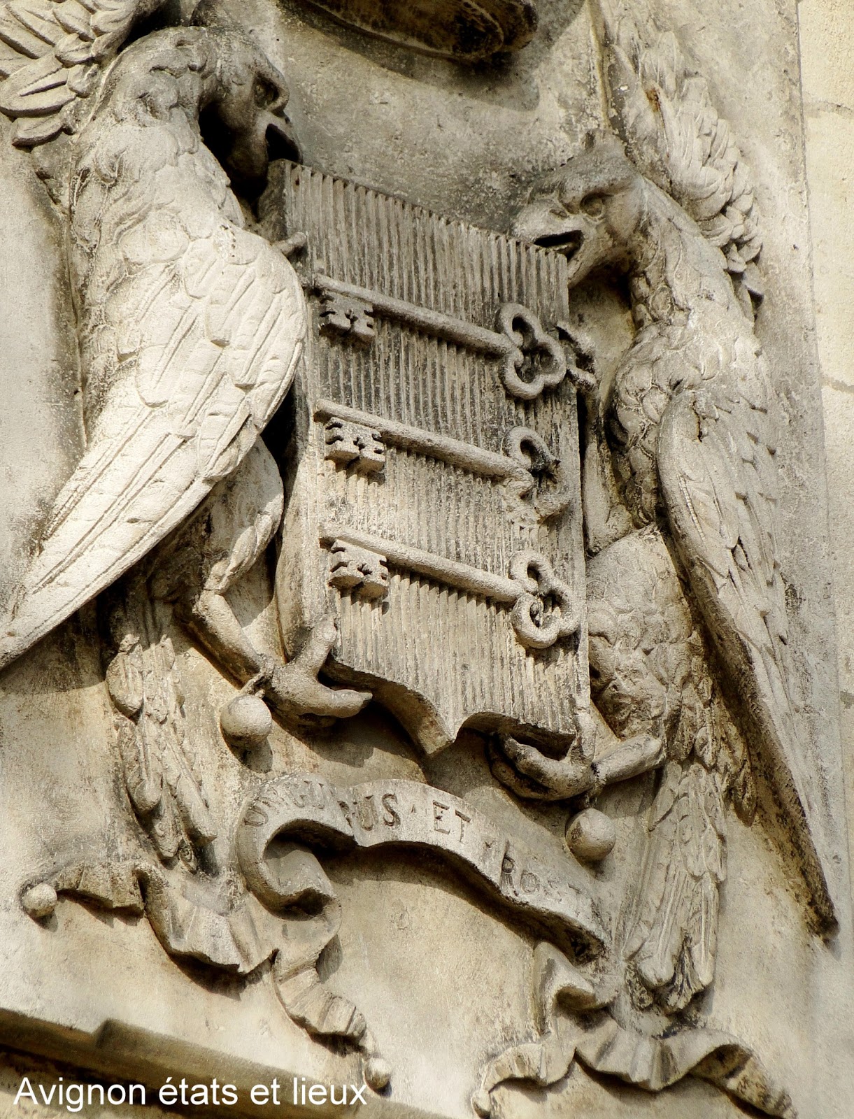 Impressions d'Avignon: Les gerfauts des armoiries de la ville