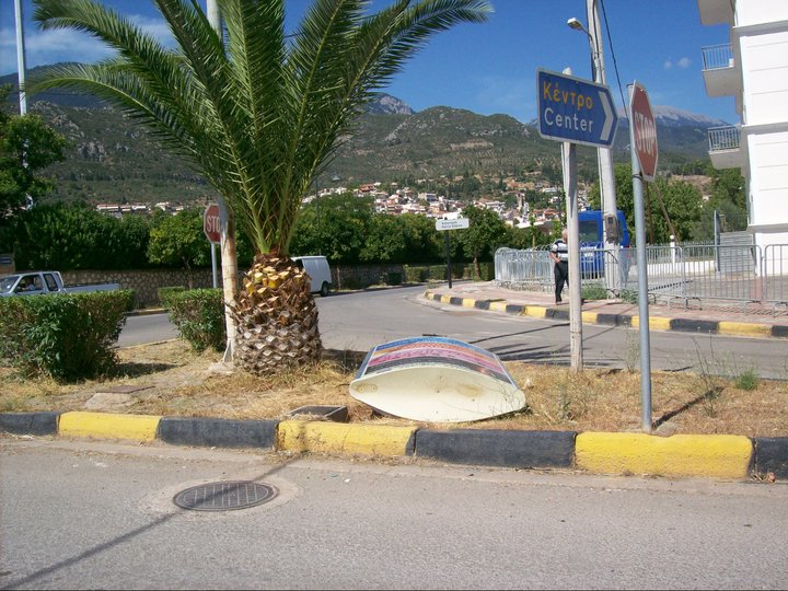 ΠΑΡΑΝΟΜΗ.... ΦΩΤΕΙΝΗ ΔΙΑΦΗΜΙΣΤΙΚΗ ΠΙΝΑΚΙΔΑ ΑΠΕΝΑΝΤΙ ΑΠΟ ΤΟ ΑΣΤΥΝΟΜΙΚΟ ...