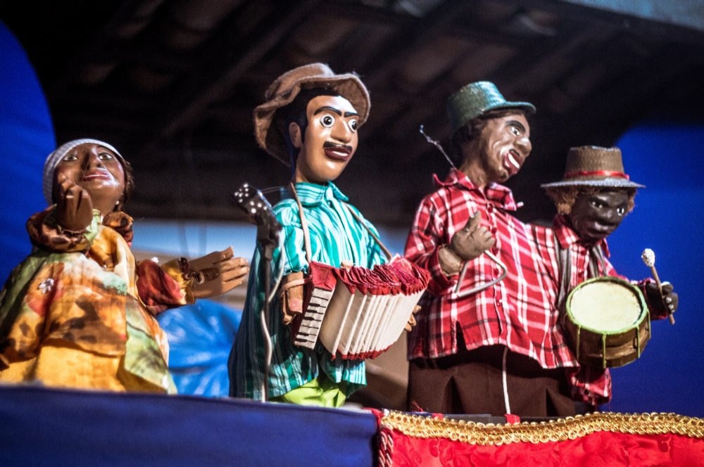 Quais São As Características Da Roupa Que Envolve O Mamulengo - REVOEDUCA