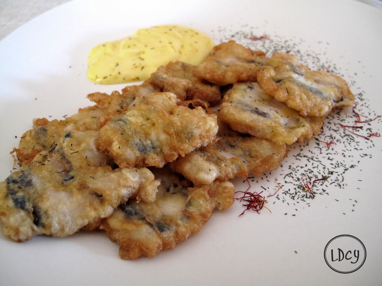 LOS DOMINGOS COCINO YO: COCOCHAS DE MERLUZA REBOZADA Y MAYONESA AL AZAFRÁN