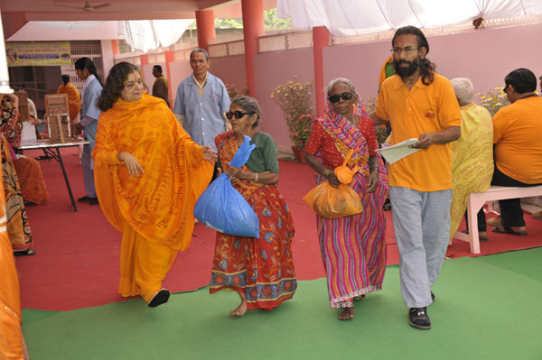 Events Blog of Radha Madhav Society (UK): Didi Ji helping patients at ...