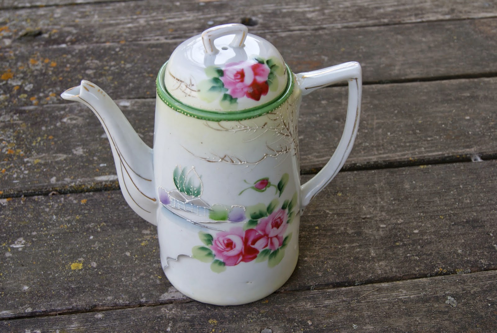 Wisdom Lane Antiques: What a wide variety of teapots!