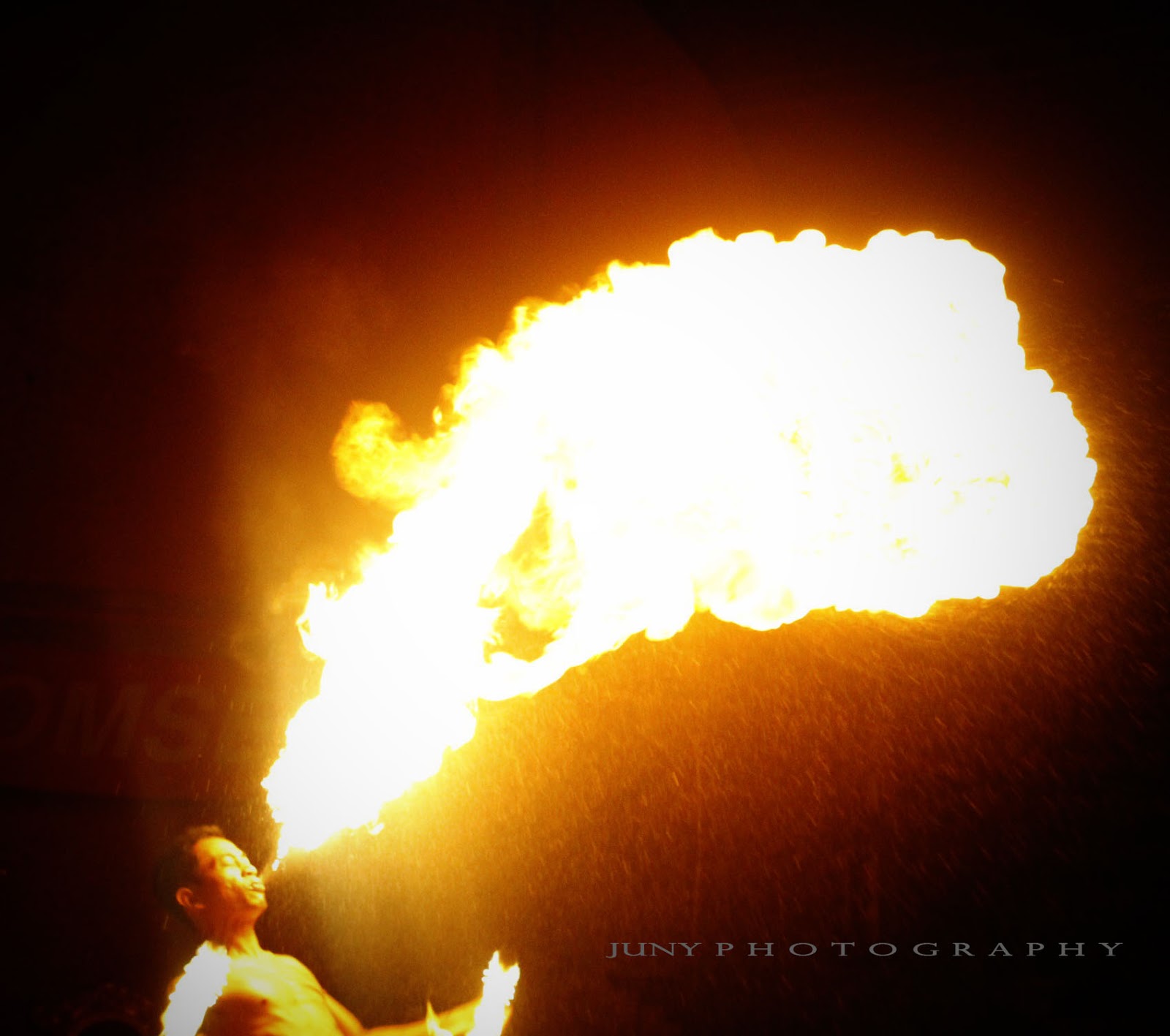 picshootjuny: semburan api naga vs white fire