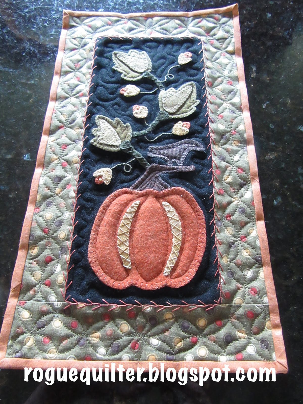 rogue quilter: Marvelous Mini Flimsy and some sundry things