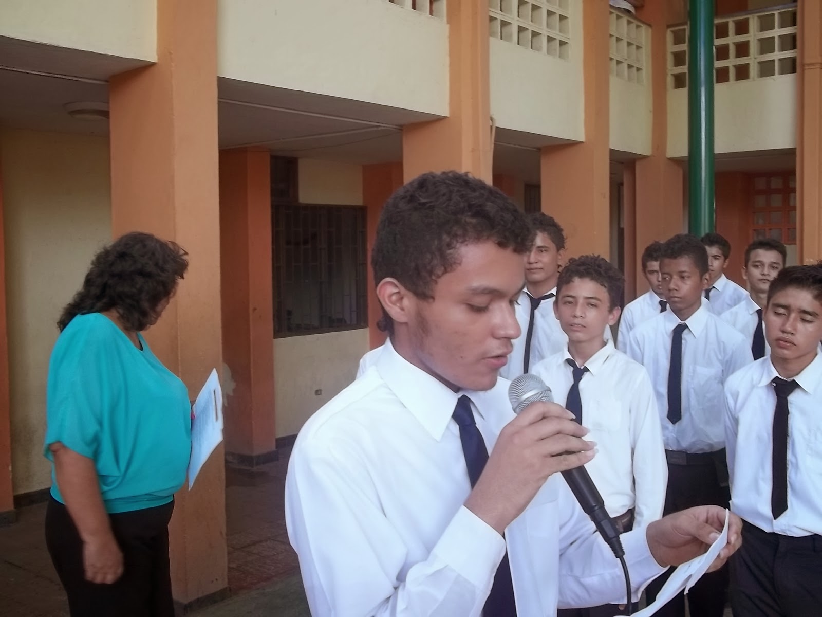 Puerto Bogotá Hoy1: Entrega de simbolos (Grado 11 a los Grados 10)