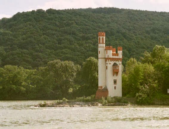 Ploaia de cuvinte: Valea Rinului - siragul de castele