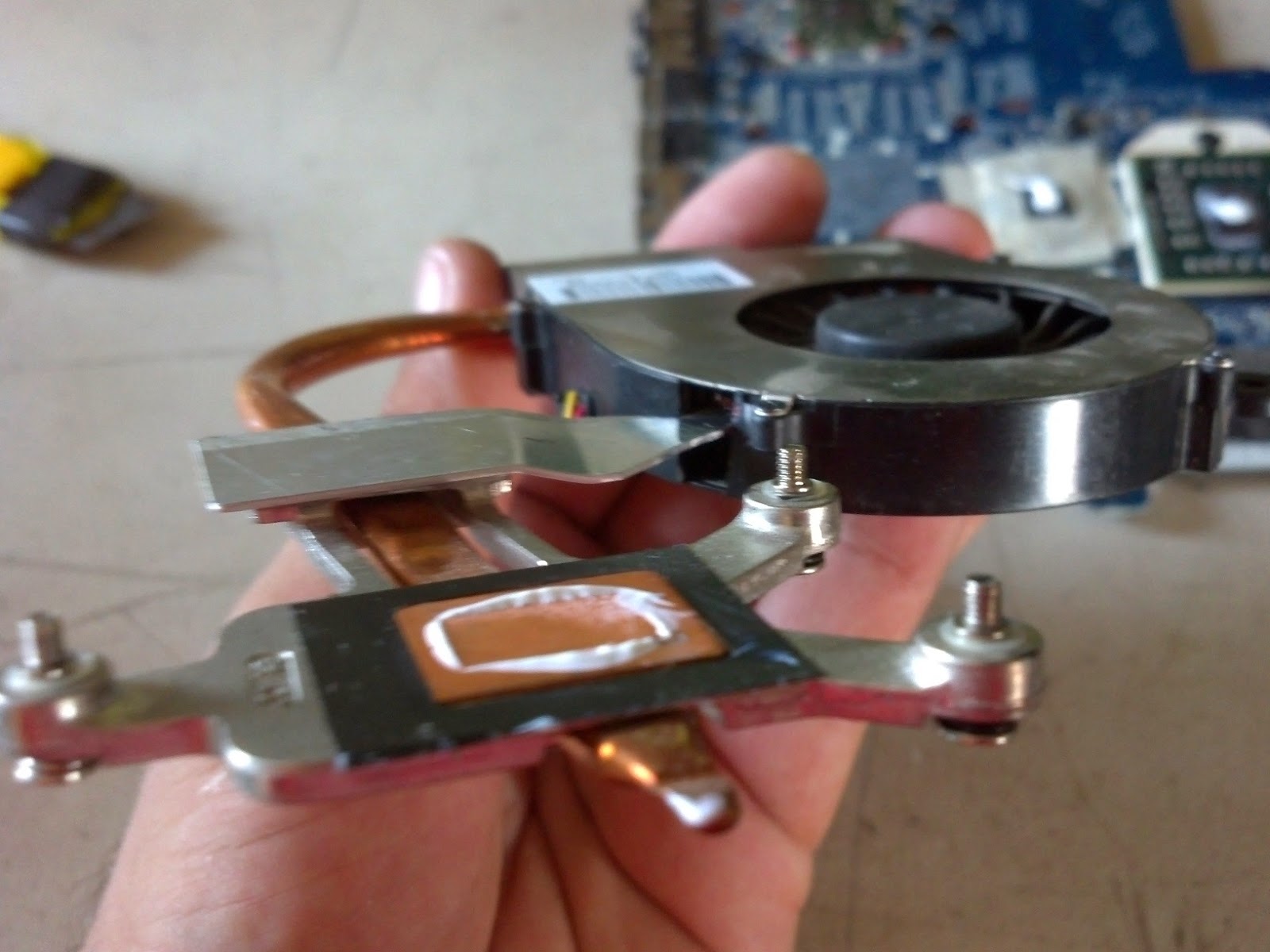 Otra idea para disipar el calor de una laptop | CharmerPC Tutoriales