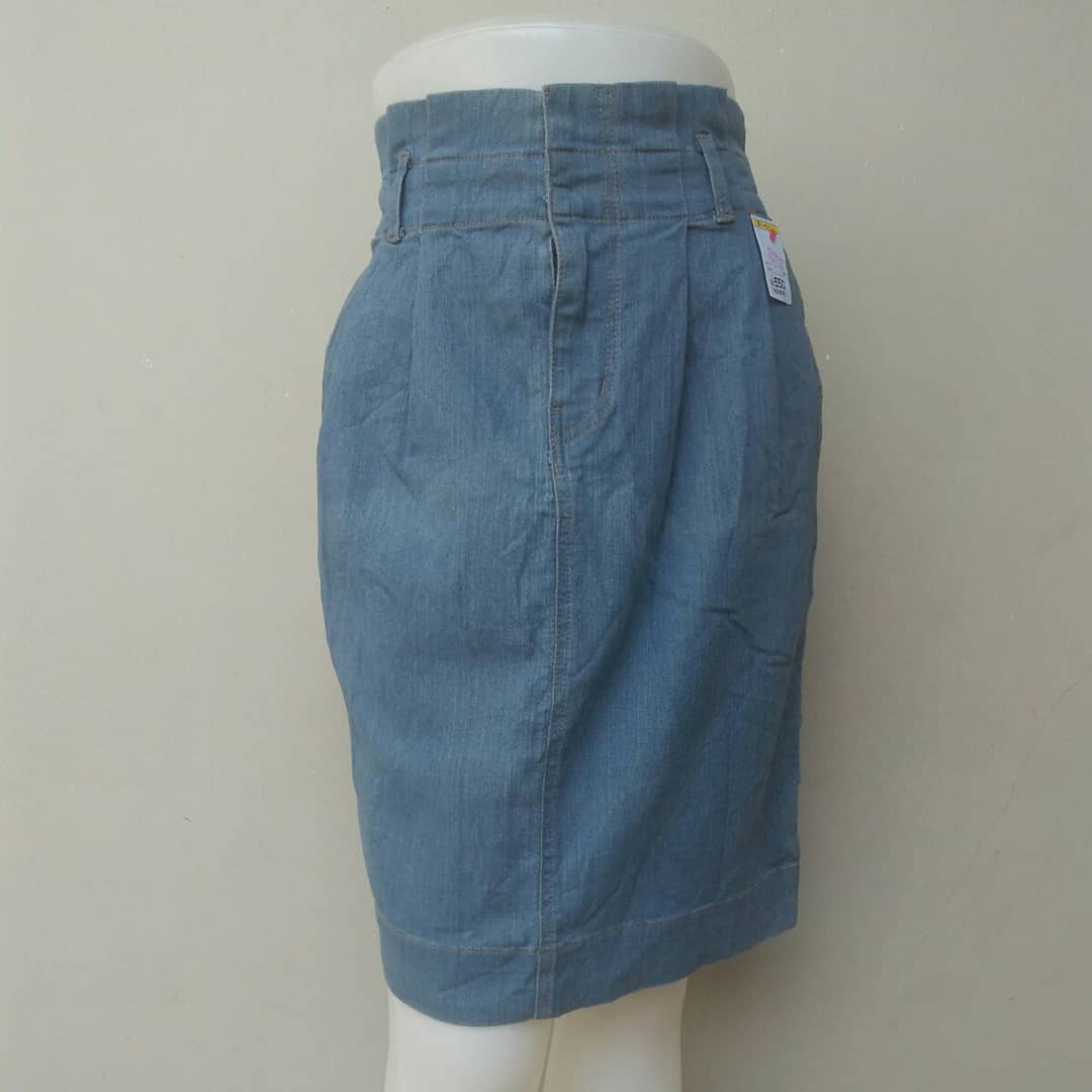 Model dan jenis rok yang umum di gunakan oleh perempuan indonesia ...