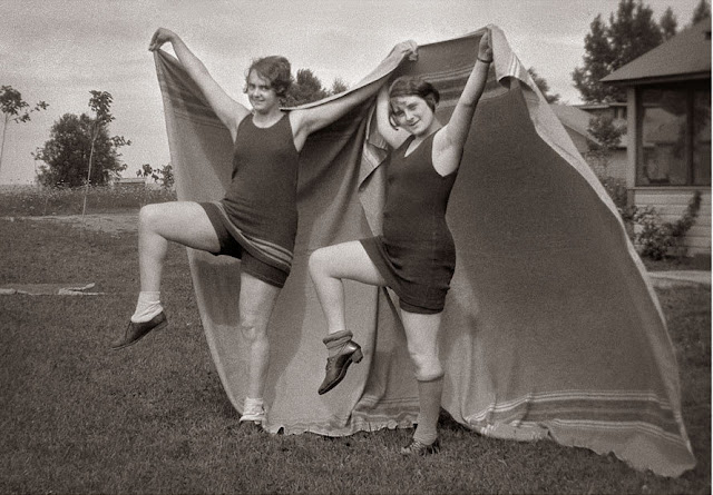 Funny Snapshots of People Dancing Outside That You Have Rarely Seen ...