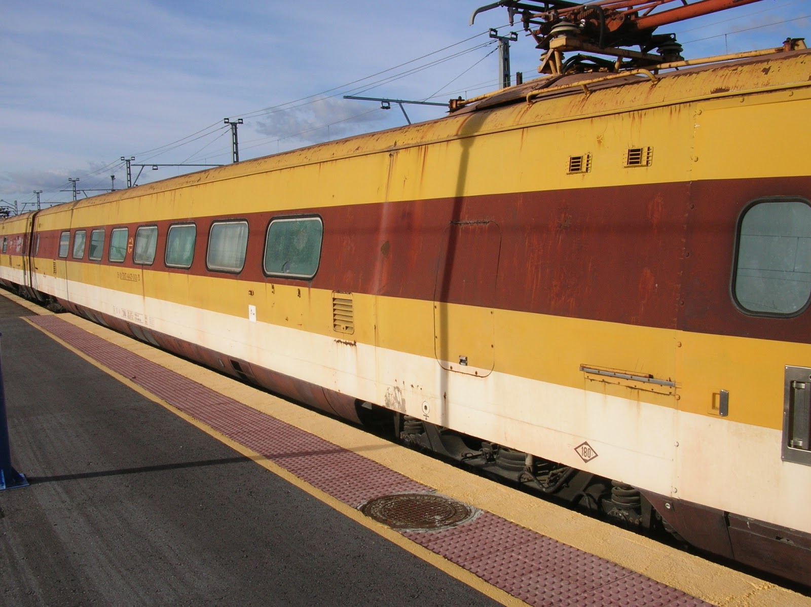 Renfe serie 443 "platanito" un tren basculante y singular