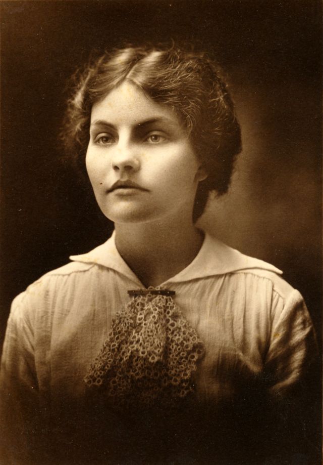 44 Studio Portrait Photos of Young Ladies That Show Glamorous Beauty in ...