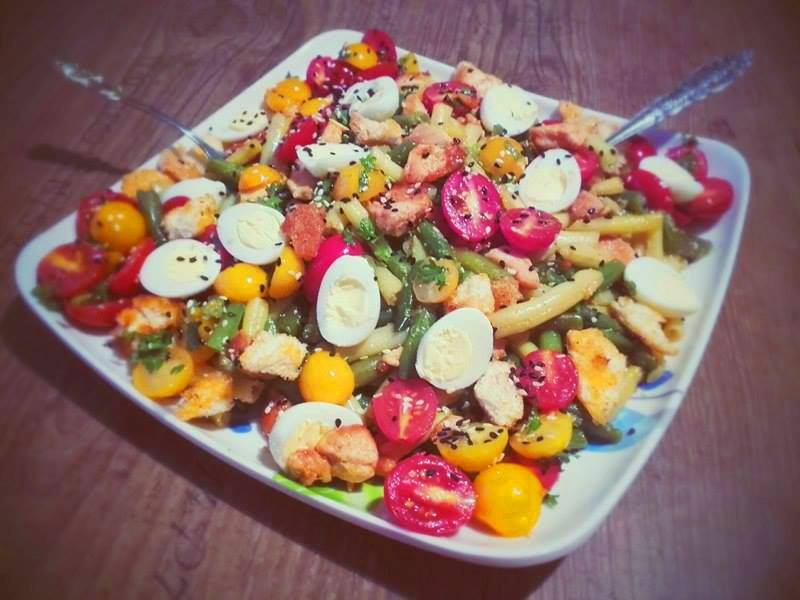 VIAȚA ÎN JURUL CRATIȚEI CU VASILICA: SALATA CALDA CU PIEPT DE PUI ...