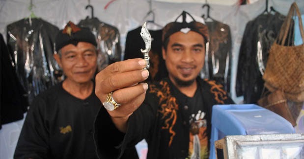 5 Pakaian Adat Jawa Barat (Sunda), Gambar, dan Keterangannya | Adat ...