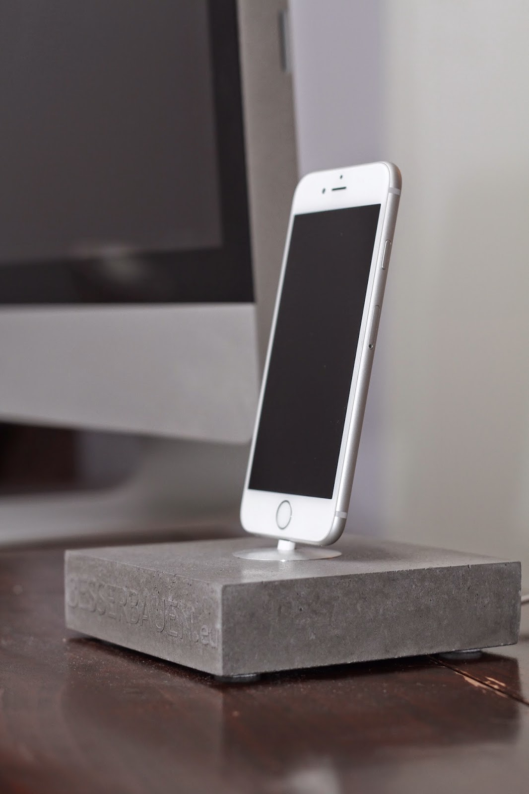 BETON CIRE Oberflächen in BETON LOOK: iPhone Beton Dock | ein Hand ...