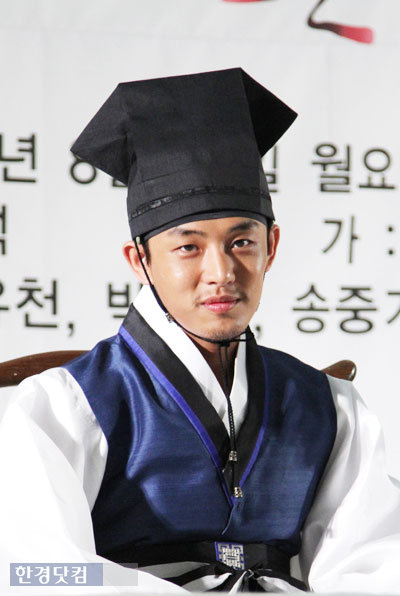 myjanuary25: Yoo Ah In as Moon Jae Shin [Geo Roh]
