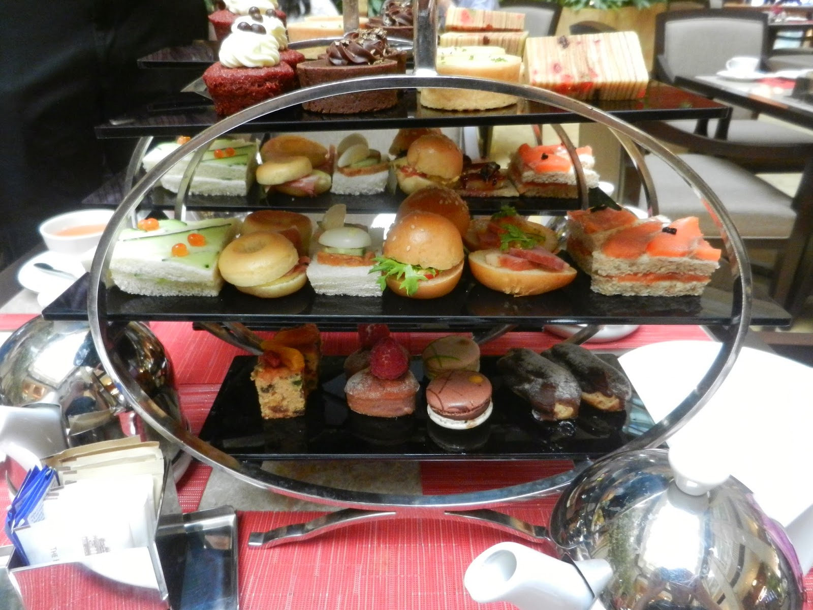 schiller-wine: High Tea at the Fullerton Hotel in Singapore