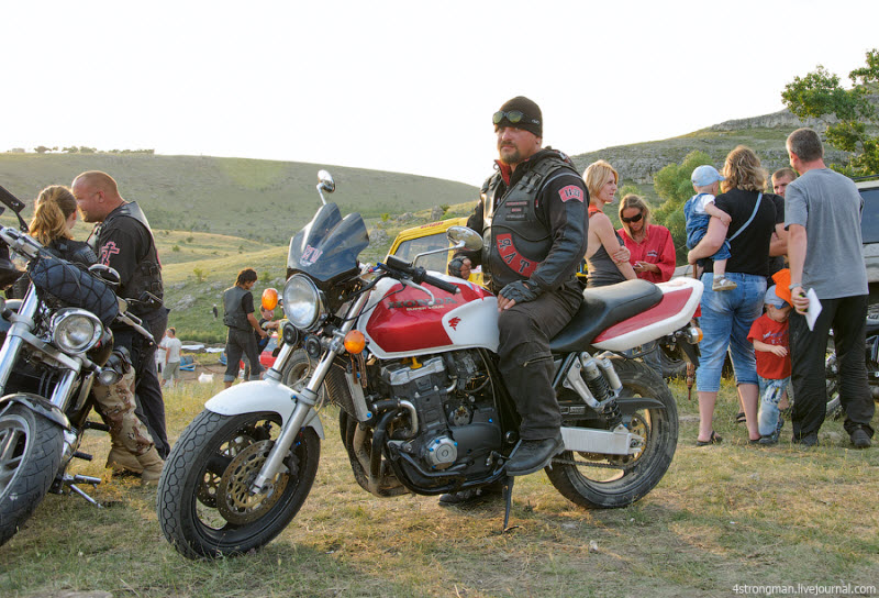 TECH HEIGHT: Bikers motorcycle club "Night Wolves"